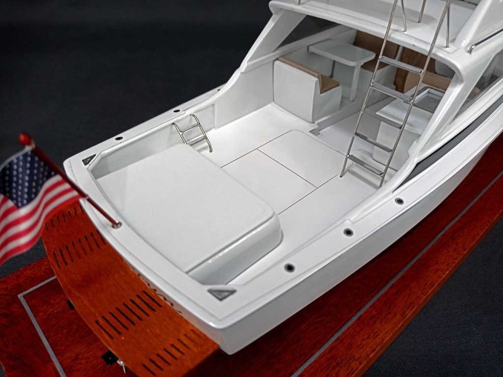Bertram 26 Flybridge custom desk model - Seacraftclassics